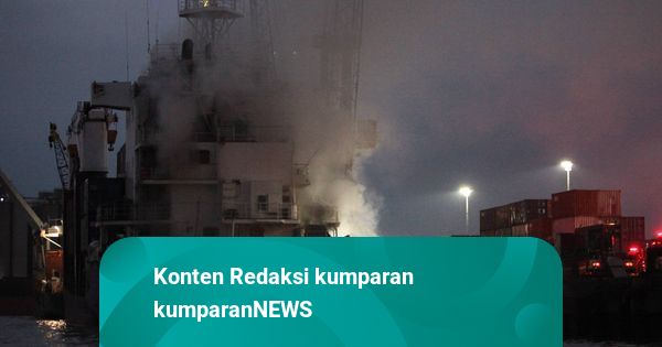 Foto: Kapal Kargo Terbakar di Pelabuhan Tanjung Perak | kumparan.com